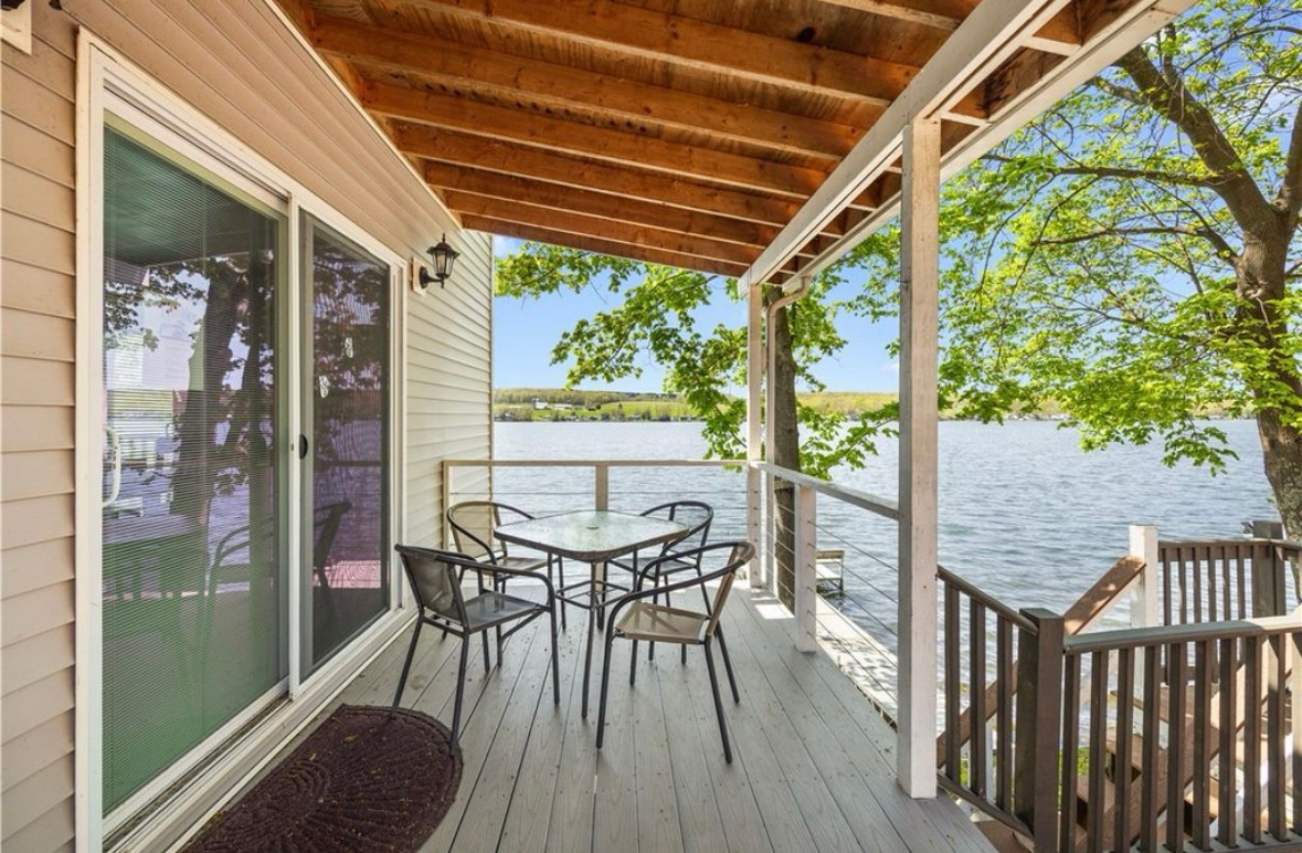 Lake house Patio - Wagging Tails Retreat